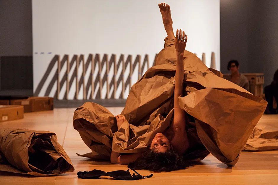 珍宁·安东尼 Janine Antoni | 解开身体内的记忆-数艺网